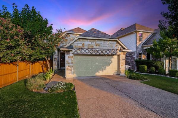 Spacious 5-bd/3-ba Forest View Getaway (Sleeps&nbsp;13) - Grand Prairie, TX