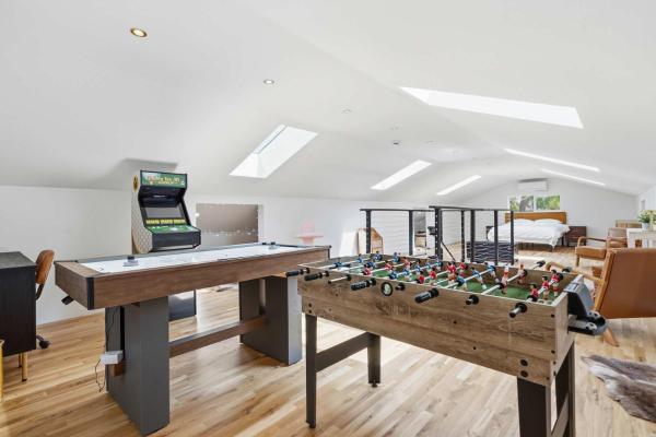 Van Nuys Retreat With Sauna And Game Room By Colby And Conrad - Topanga, CA