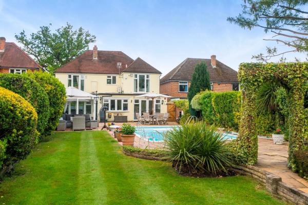 Surrey Family Haven • Office • Parking Garden - Pass The Keys - Epsom