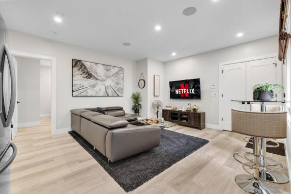 Modern Coastal Suite 900sqft Close To Beaches - Surrey