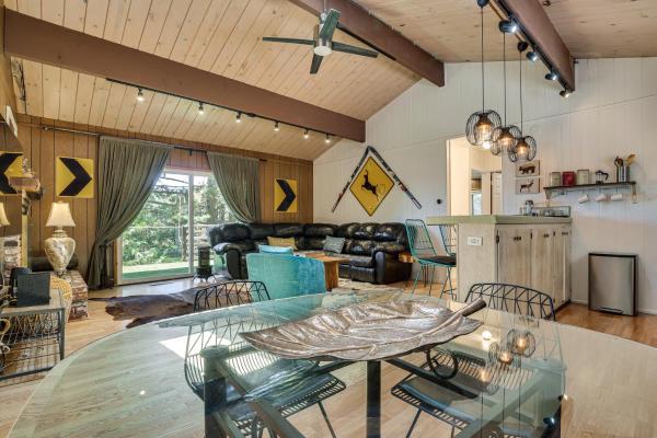 Overlooking Lake Gregory! Crestline Family Cabin - San Bernardino, CA