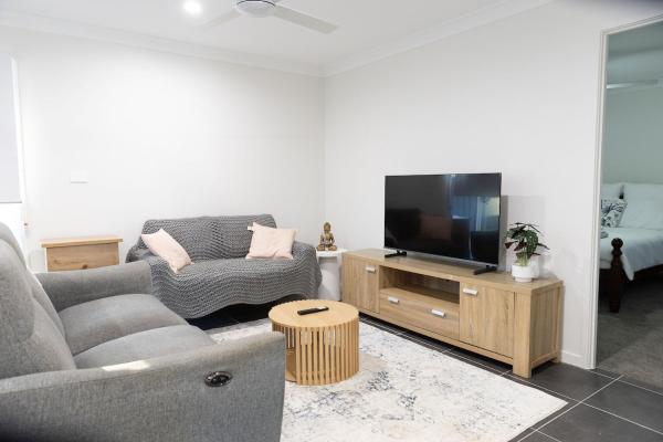 4br Home With Outdoor Dining, Bbq & Movie Room - Armidale