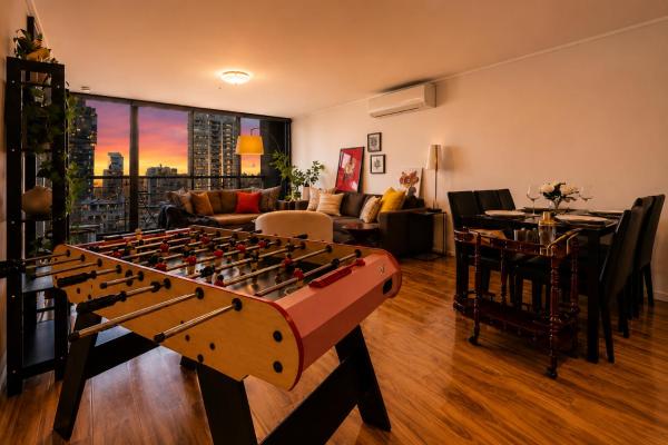 Modern 3br Skyline Retreat - Pool, Gym & Views - Melbourne
