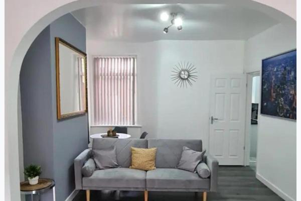 Salford - House - Sleeps 4 - Parking - Manchester