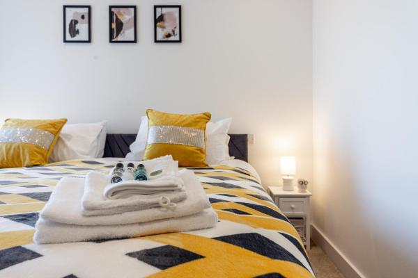 Stylish 2 Bed Flat In London With River Thames Views Access To Boat Rides Into London-near O2 Arena And Excel, Fast Wi-fi, Free Parking, Excellent Links Elizabeth And Southeastern Train Line - Woolwich