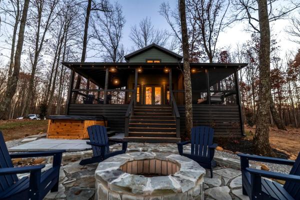 Scenic Bluffside Tiny Home Retreat With Kid-friendly Loft Near South Cumberland In Monteagle, Tennessee - Monteagle, TN