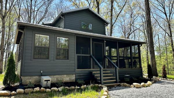 Relaxing Cabin Nestled Amidst Trees And Fire Pit Provided In Monteagle, Tennessee - Monteagle, TN