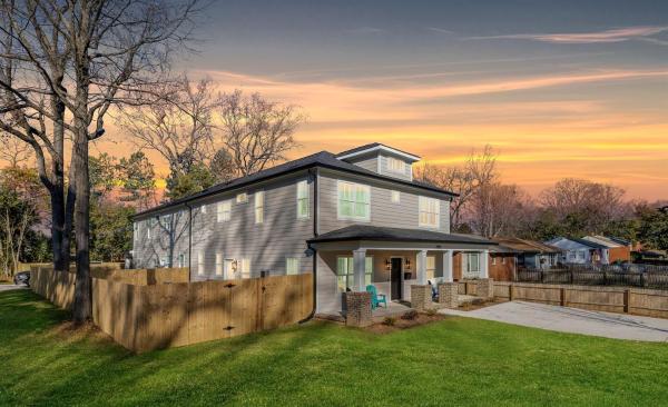 Luminous Urban Vacation Rental Haven Near Catawba River In North Carolina - Charlotte, NC