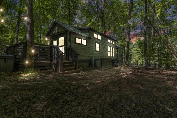 Luxurious Tiny Cabin With Hot-tub And Fire Pit In Tennessee - Monteagle, TN