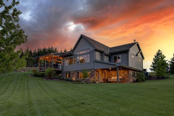 Luxury Cabin Getaway With Views Of Lake Wanahoo Near Lincoln In Nebraska - Nebraska