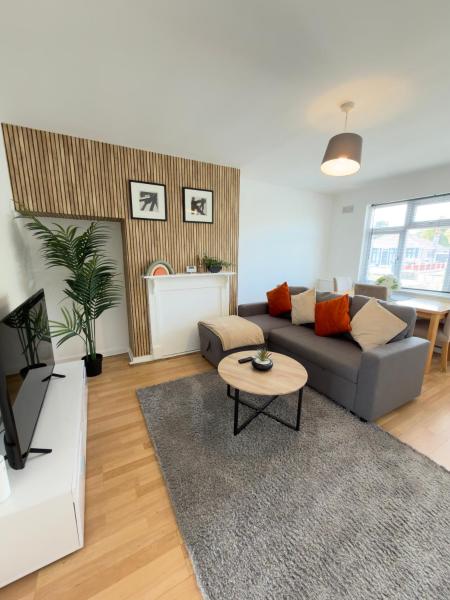 Family & Contractor Haven, Sleeps 7, Parking & Garden - West Midlands