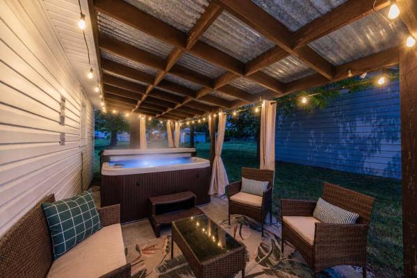 Hot Tub Game Room With Shuffleboard N64 Sleeps 8 - Parma, OH