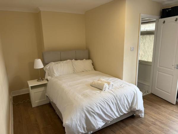 Spacious Newly Refurbished 6 Bedroom Home For Large Families & Contractors - 브렌트우드