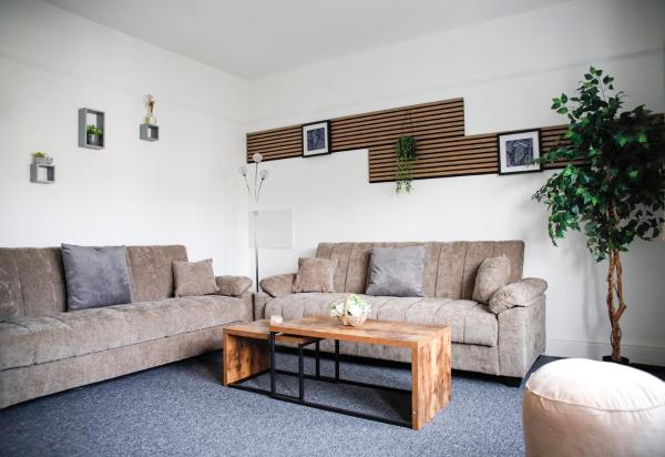 Heart Of City Flat, 3 Bedrooms, 7 Beds - Eastbourne