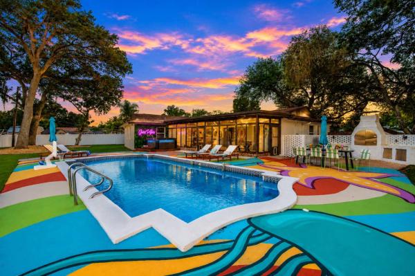 Tropical Pop Art Getaway W Pool & Game Room - Clearwater