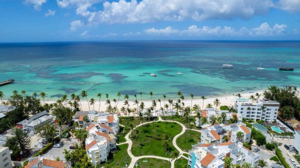 Playa Turquesa Beachfront Escape | 3br | Bbq &Pool - Punta Cana