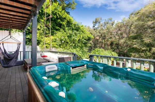 2 Bedroom Enchanted Hollywood Hills Getaway - Beverly Hills, CA