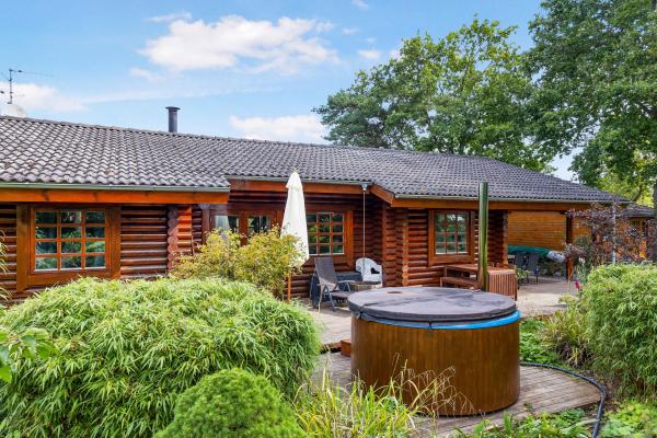 Charming Cabin With Wilderness Hot Tub - Danemark