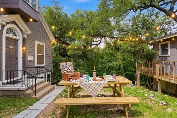Stunning Modern Tiny Treehouse Home ️ Walk To Ut Free Parking - Austin, TX