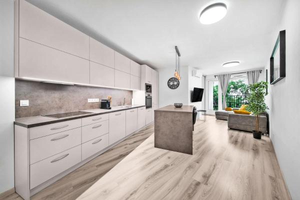Stylish Central Flat - Balcony & Private Parking - Bratislava