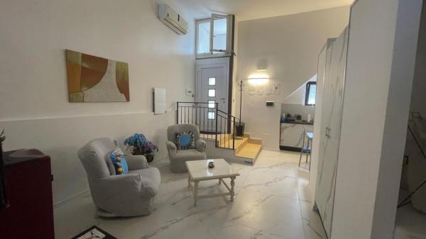 Casa Intera Piano Terra Con Piccolo Giardino - Aversa