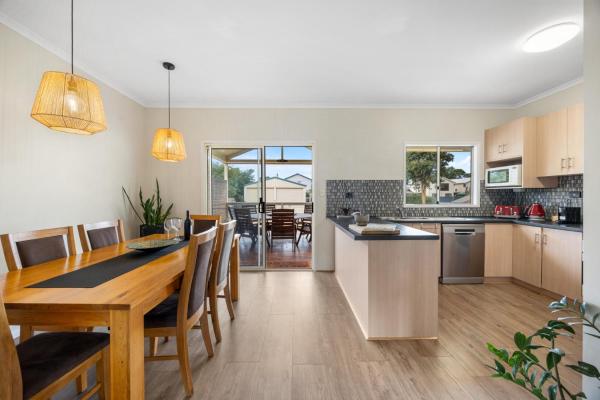 Salt & Stay - Beachside Family Getaway With Backyard - Victor Harbor