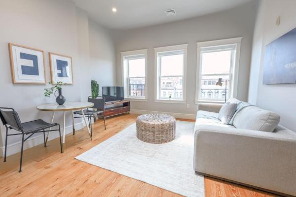 Light-filled Back Bay 1 Bedroom Apartment - Everett, MA