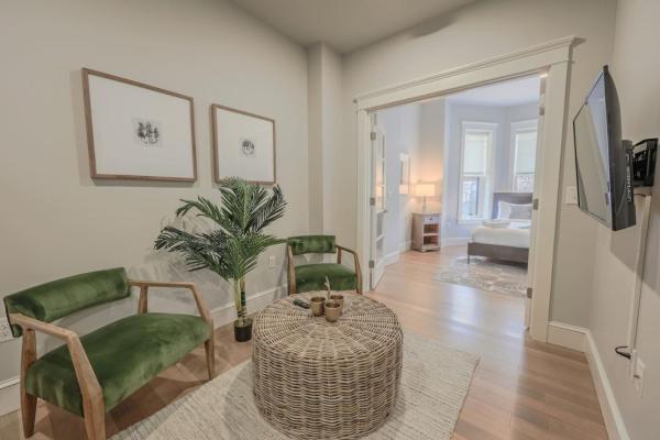 Bright Newbury Street 1 Bedroom Apartment - Malden