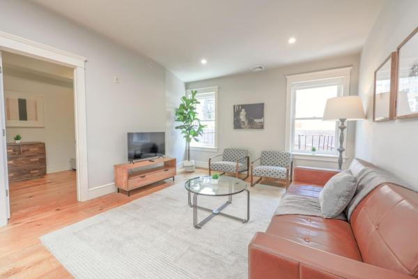 Classic Back Bay 1br On Newbury Street - Boston, MA