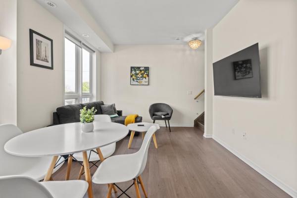 Modern Midtown Toronto Townhome With Parking & Rooftop Patio - Yorkville University