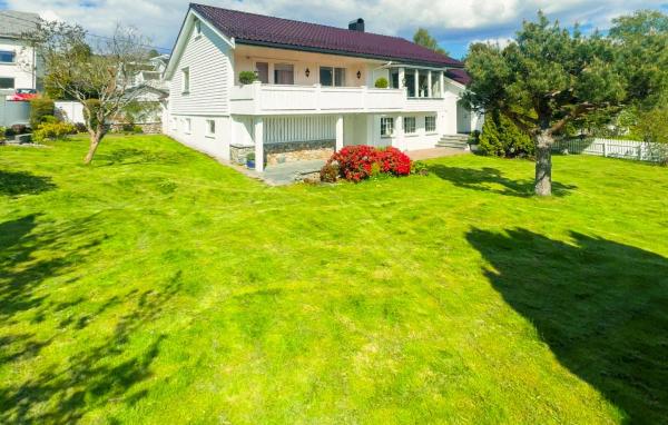 3 Bedroom Cozy Home In ÅLesund - Ålesund