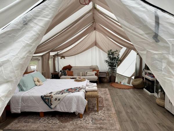 Boutique Glamping Tent With Forest Lounge & Firepit In Brush Prairie, Washington - ワシントン州