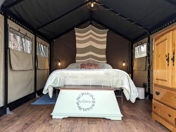 Glamping Tent With Fire Pit, Deck & Outdoor Dining In Sylva, North Carolina - Sylva, NC