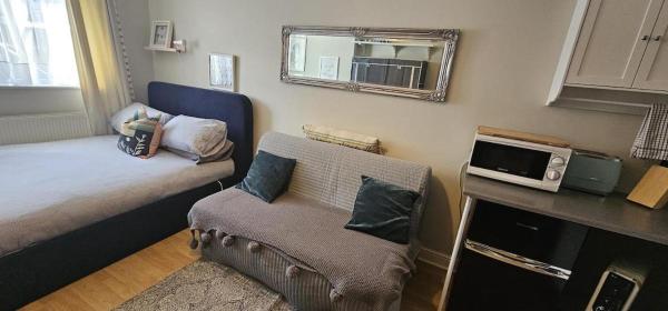 Studio Apartment Sleeps 4 With Parking - Cardiff