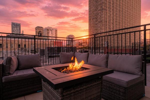 Mccormick Place 2br Suite With Patio, Skyline View And Optional Parking Sleeps 6 Near Soldier Field And Grant Park - Englewood - Chicago