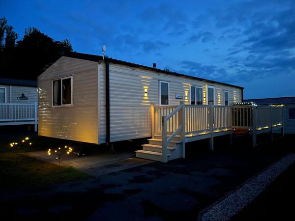 Bang Tidy 261 - Cabin - Wifi - Pool - Sleep 6 - Totnes