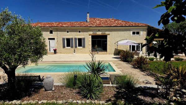 Gîte Avec Piscine Au Cœur De La Campagne - Charente