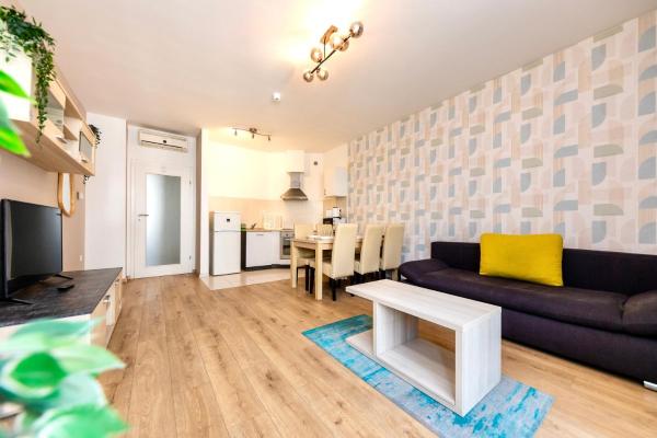 Prime Stay - Premium 2 Bedroom Family Apartment With Balcony - Free Parking - Budapest