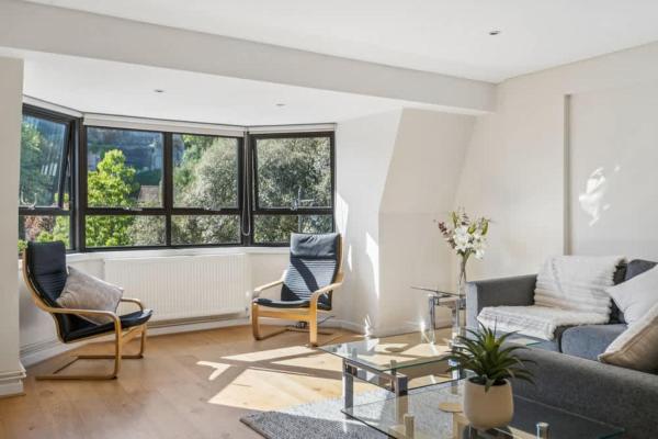 Windsor Castle Views - Spacious Flat - By Tempstay - Slough