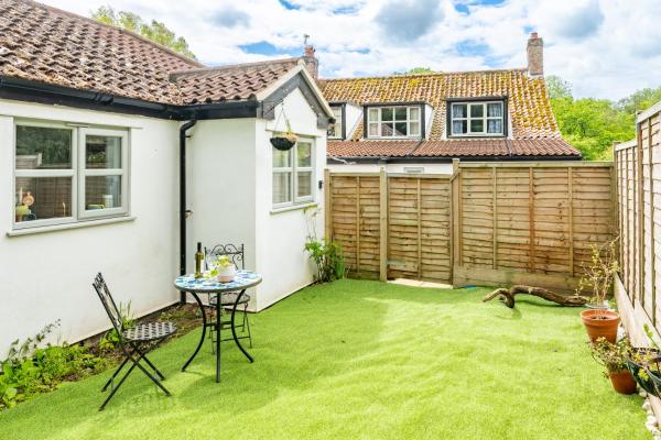 Swift Host | Holly Lodge | Sleeps 4 | Private Garden | Dog Friendly | Dereham - Dereham