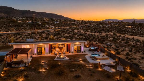 Poco Cielo - Modern Desert Escape With Pool & Sauna - Joshua Tree, CA