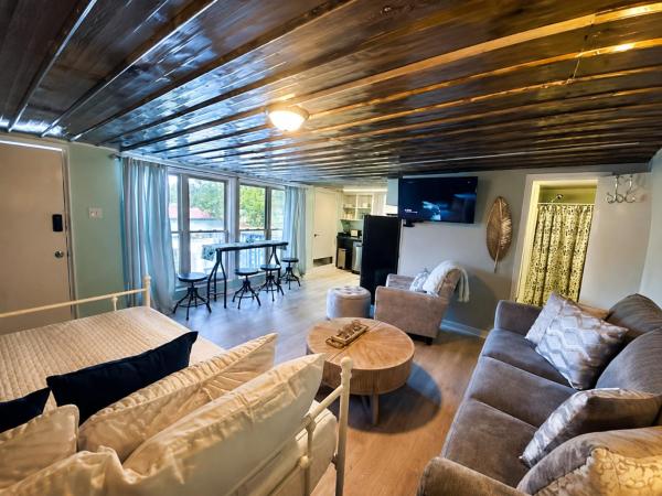 Riverfront Stay Near Wilson Dam With Grill - Muscle Shoals, AL