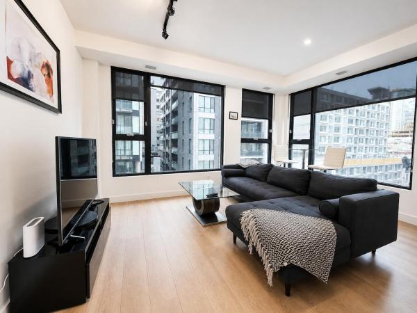 Modern 2bd Corner Condo With City Views - Brossard