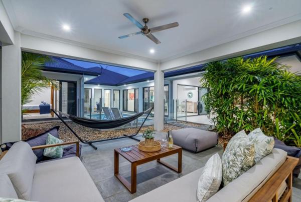 Belle Escapes Castaways - Cairns