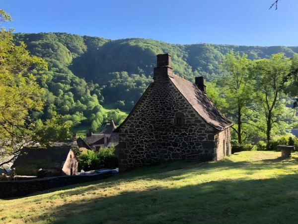 Maison Familiale Face à La Montagne - Salers