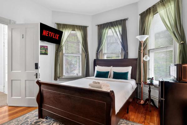 Spacious Historic House Near Louisville Sites - Louisville, KY