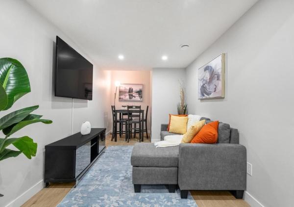 Entire Modern, Stylish 2br Suite With Private Entrance - Calgary