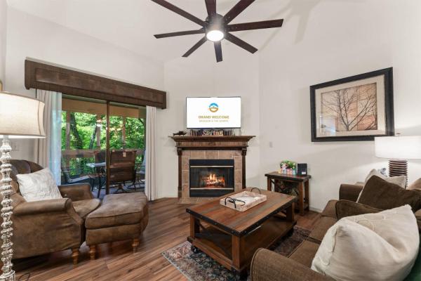 The Quiet Escape With Balcony - Branson, MO