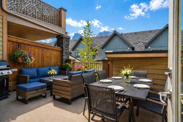 Peaks N' Patio - 3 Bedrooms, Pet Friendly, Gym, Outdoor Hot Tub - 캔모어