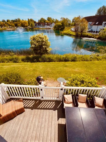 Barneys Retreat - Lakeside Getaway - Cirencester